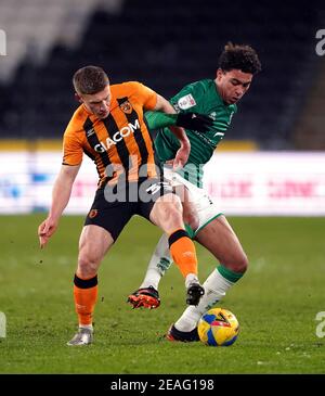 Greg Docherty von Hull City (links) und Conor McGrandles von Lincoln ...
