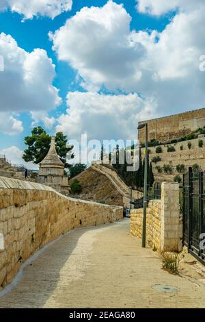 Die Gräber der Propheten auf dem Ölberg in Jerusalem. Die mittleren ...