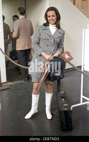 Die deutsche Sängerin Friedel Frank mit dem Max Joseph Platz in München ...