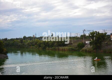 Kleiner natürlicher See Pishchevoye mit grünen Hügeln, ungewöhnlichen ...