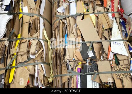 Altpapier in Karton Stockfotografie - Alamy