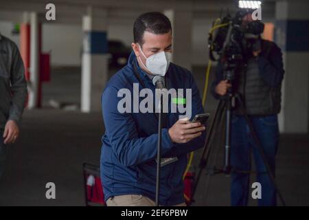 ABC 7 Reporter Josh Haskell stellt eine Frage an Kalifornien Gouverneur ...