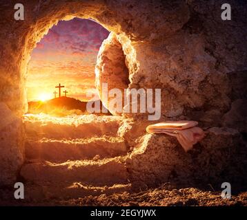 Kreuzigung und Auferstehung. Leeres Grab Jesu mit Kreuzen im Hintergrund. Ostern oder ...