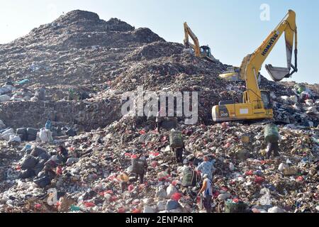 Auf dem Müllberg in der Deponie Bantar Gebang, die als größte Deponie ...