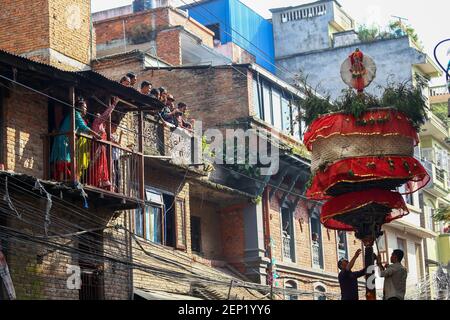 Devotees drehen den oberen Teil eines Wagens von Lord Satya Narayan ...
