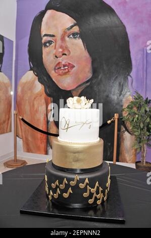 Aaliyah Mural von Künstlerin Mariella Angela und Geburtstagskuchen von ...