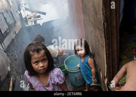 Philippinen Manila Mädchen im Slum Malat Stockfotografie - Alamy