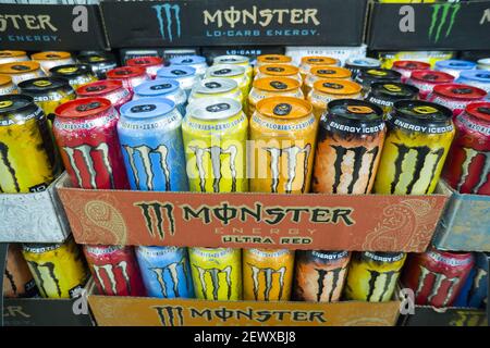 Eine Darstellung der Marke Monster Energy-Drinks auf den Verkauf in ...