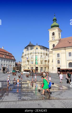 SIBIU, Rumänien - 24 AUGUST, 2012: die Menschen besuchen Piata Mica ...