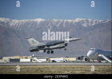 Der Oberst der US-Luftwaffe, Henry Schantz, Kommandant der 18 ...