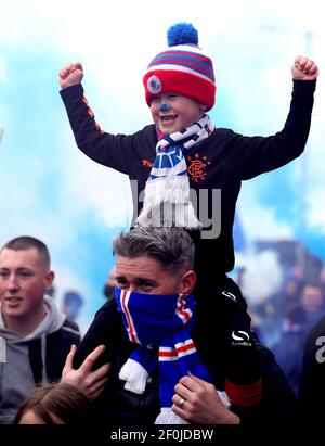 Ein junger Rangers-Fan feiert außerhalb des Ibrox-Stadions, nachdem die ...