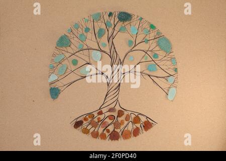 Transitorische Kunstarrangement - Baum auf handwerkliches Papier ...