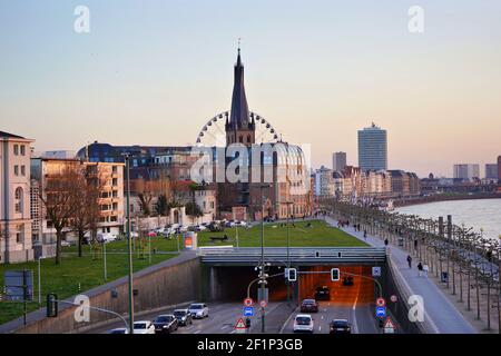 Panoramablick von der Oberkassel Brücke auf die historische Altstadt ...