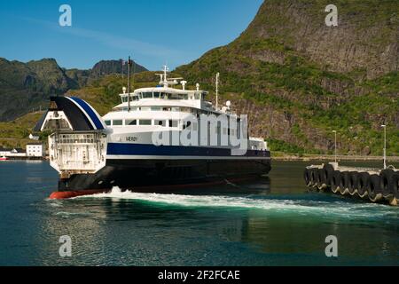 Schnellfähre und Schnellboot von Moskenes nach Bodo auf den Lofoten ...