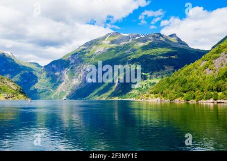 Panoramablick auf das Dorf Stranda in der Gegend, die zum Geiranger ...