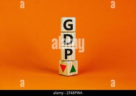 BIP, Symbol Bruttoinlandsprodukt. Holzwürfel mit Symbol nach oben und ...