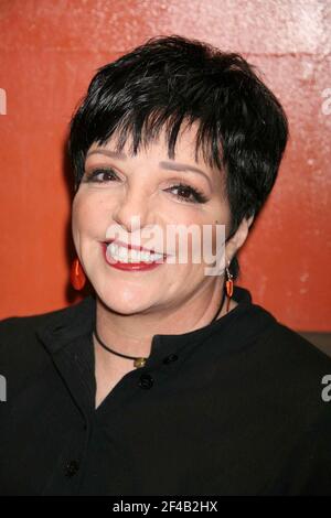 Liza Minnelli urteilt Hunde beim Rubyfruit Pet Pride Pageant zugunsten ...
