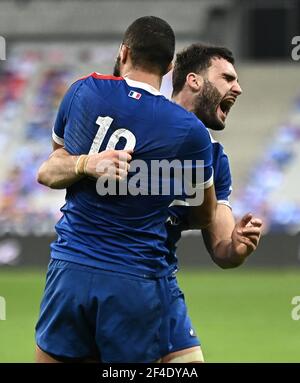 Die Franzosen Swan Rebbadj (links) und Charles Ollivon feiern nach dem ...