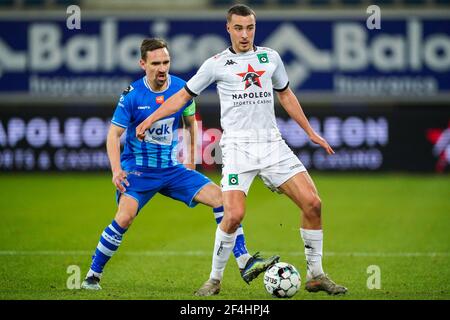 GENT, BELGIEN - MÄRZ 21: Sven Kums von KAA Gent und Olivier Deman von ...