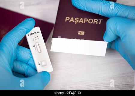 Arzt mit Pass und negativem Covid-19 ( Rapid Antigen SARS-CoV-2 AG ...