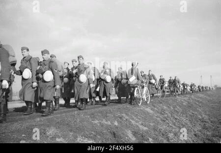 Zweiter Weltkrieg. Niederlande. Marsch Bildung der deutschen Wehrmacht ...