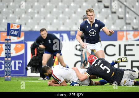 Der französische Swan Rebbadj erzielt beim Guinness Six Nations-Spiel ...