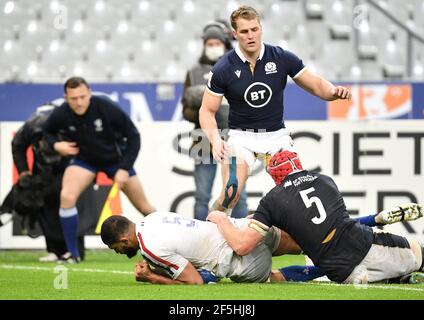 Der französische Swan Rebbadj erzielt beim Guinness Six Nations-Spiel ...