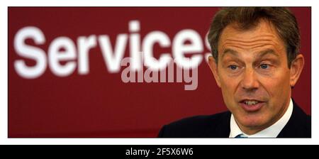 Tony Blair spricht mit Mitarbeitern des öffentlichen Sektors während ...