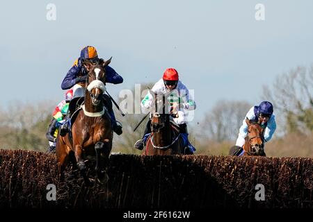 Harry Cobden fährt mit Kauto the King (Mitte) und gewinnt die Dot ...