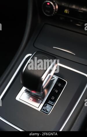 Ein Automatikgetriebestock im Mercedes Benz A45 von 2017 AMG in Leder mit optionalem AMG Wappen Stockfotografie Alamy