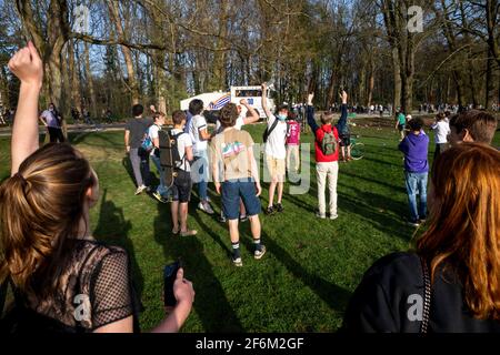 Abbildung zeigt Demonstranten auf dem Bois de La Cambre - Ter ...