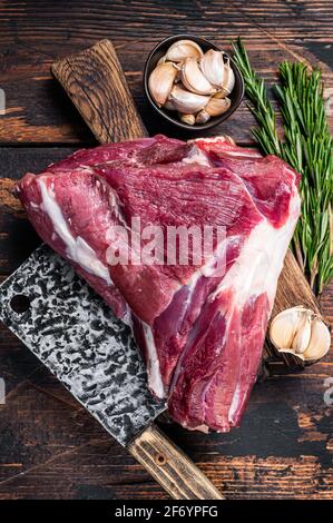Ungekochte Lammkeule aus rohem Hammelfleisch auf dem Schlachtbrett mit ...