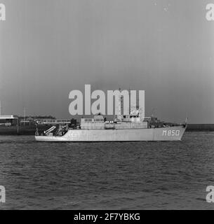 Abfahrt von Den Helder von H. Ms. Fregat van Speyk nach den ...