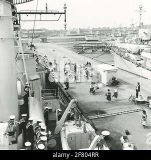 Abfahrt von Den Helder von H. Ms. Fregat van Speyk nach den ...