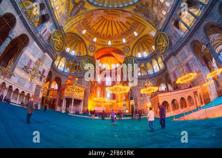 Die Hagia Sophia ist ein enormes architektonisches Wunder in Istanbul ...