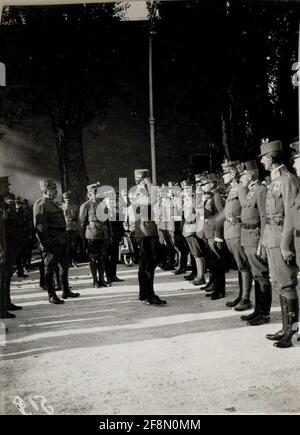 Eine Fotografie des Infanterieregiments Nr. 59 vor Kaiser Karl in ...
