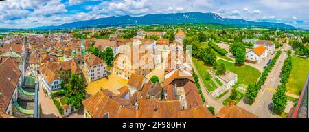 Luftaufnahme von Solothurn mit vorbeifahrender Aare, Schweiz ...