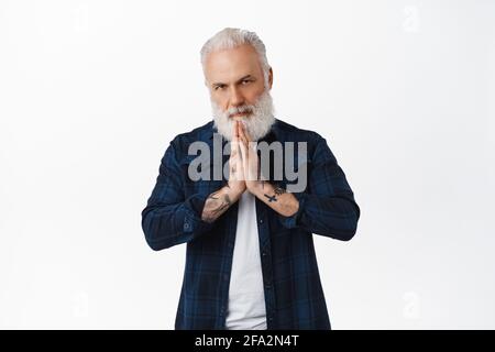 Danke. Glücklicher älterer Mann mit Tattoos zeigt namaste dankbare ...