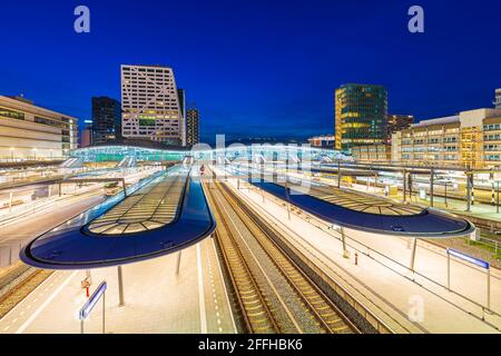 Utrecht Hauptbahnhof in der Abenddämmerung. Moderne zeitgenössische ...