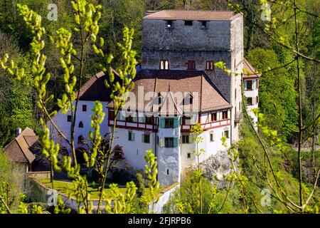 Schloss Angenstein ist eine mittelalterliche Burg in der Gemeinde Duggingen. Das gut erhaltene ...