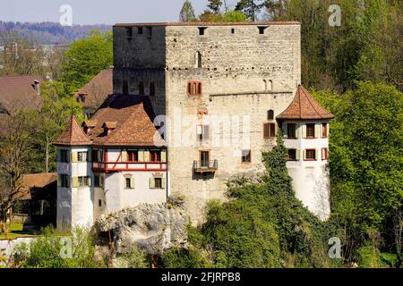 Schloss Angenstein ist eine mittelalterliche Burg in der Gemeinde Duggingen. Das gut erhaltene ...
