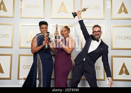 Mia Neal, Jamika Wilson und Sergio Lopez-Rivera posieren backstage mit ...