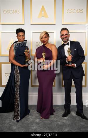 Mia Neal, Jamika Wilson und Sergio Lopez-Rivera posieren backstage mit ...