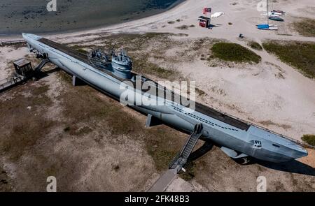 Laboe, Deutschland. April 2021. Das Museum-U-Boot U995 liegt am Strand ...