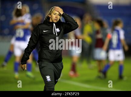 Die Cheftrainerin von Birmingham City, Carla ward (Mitte), spricht nach ...