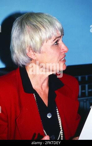 Barbara Rütting, deutsche Schauspielerin und Autorin, signiert ihr ...