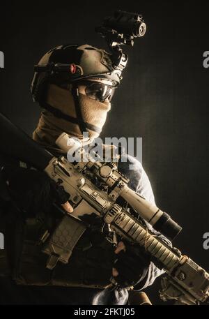 Studio-Porträt eines Soldaten, der eine Maske trägt, einen Helm mit ...