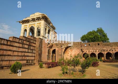 Der Ashrafi Mahal wurde von Hoshang Shah zwischen 1405 und 1422 als ...