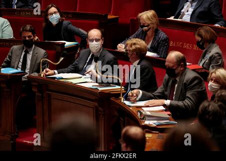 Die französische Ministerin für ökologischen Wandel Sophie Mourlon (R ...