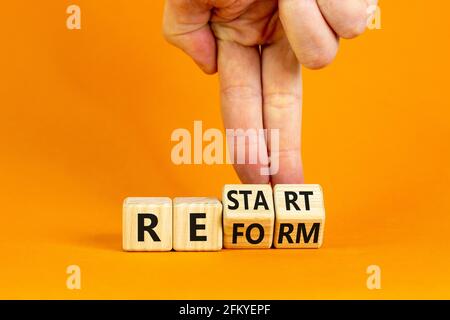 Symbol neu starten und reformieren. Geschäftsmann dreht Würfel und ...